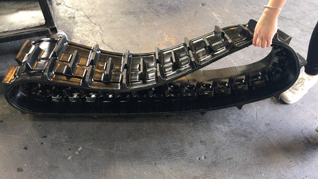 Interchangeable Type Continuous Rubber Track , Rubber Tank Tracks 79 ...
