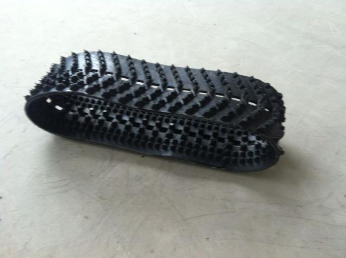 104.92kg Black Snowmobile Rubber Track 320*72*43mm For Rubber Track System