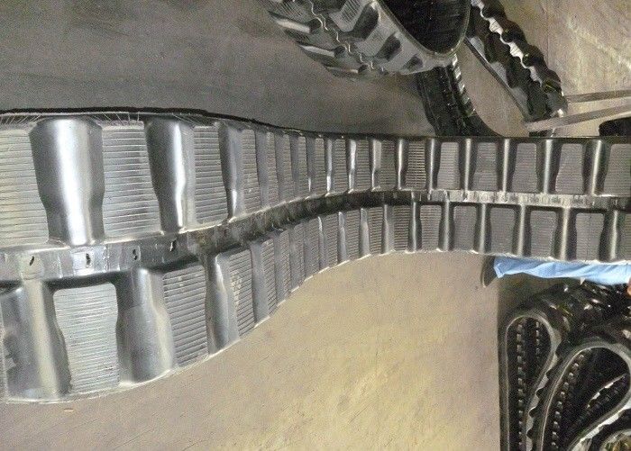 88 Links Excavator Rubber Tracks 450mm Wide 71mm Pitch With Block Lug ...